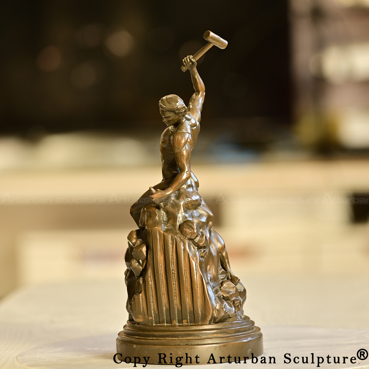 Self Made Man Bobbie Carlyle - Arturban Statue
